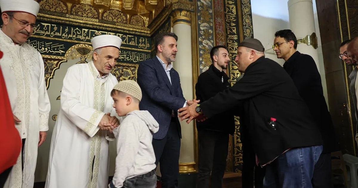 Başkan Vekili Şahin Biba, bayram sabahı öğrencilerle buluştu - Bursa ...