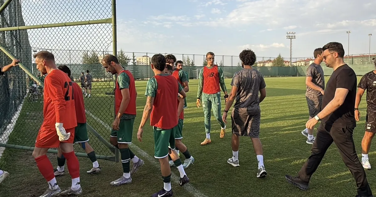 Bursaspor Paykan FC maçında olay! Enes Çelik takımı sahadan çekti ...