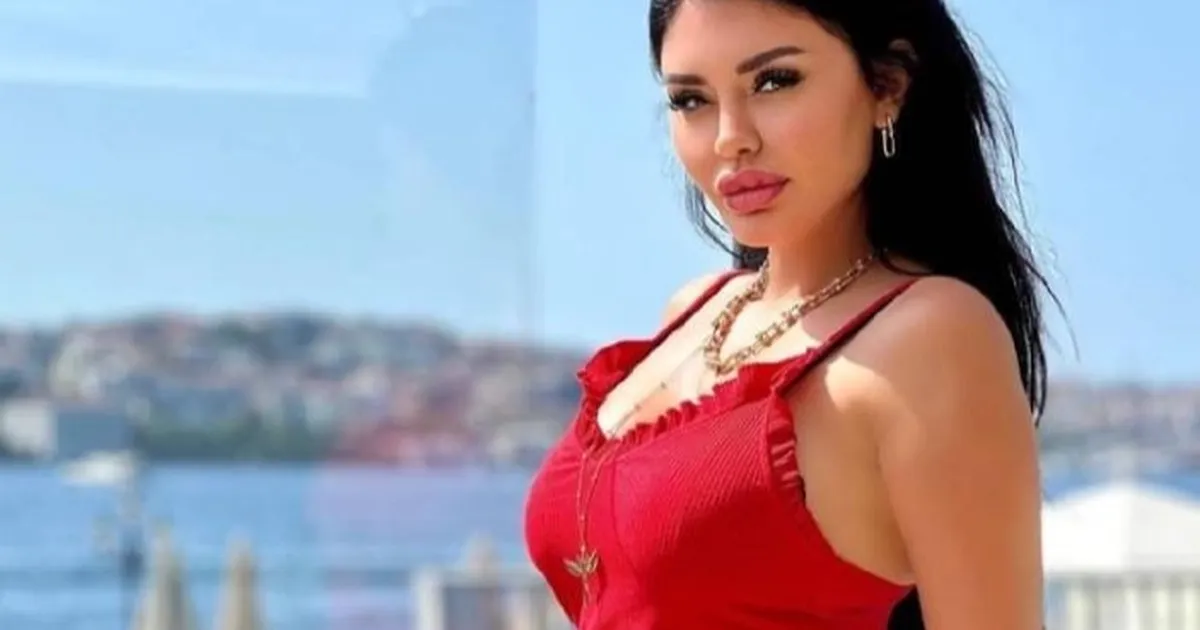 Ebru Polat derin dekolteli paylaşımıyla 'Dilber Senin Evin Yok Mu' şarkısına eşlik etti! - Bursa ...