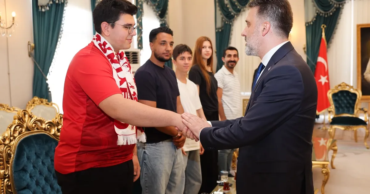 Bursa Büyükşehir Belediye Başkan Vekili Biba, şampiyon marşın ...