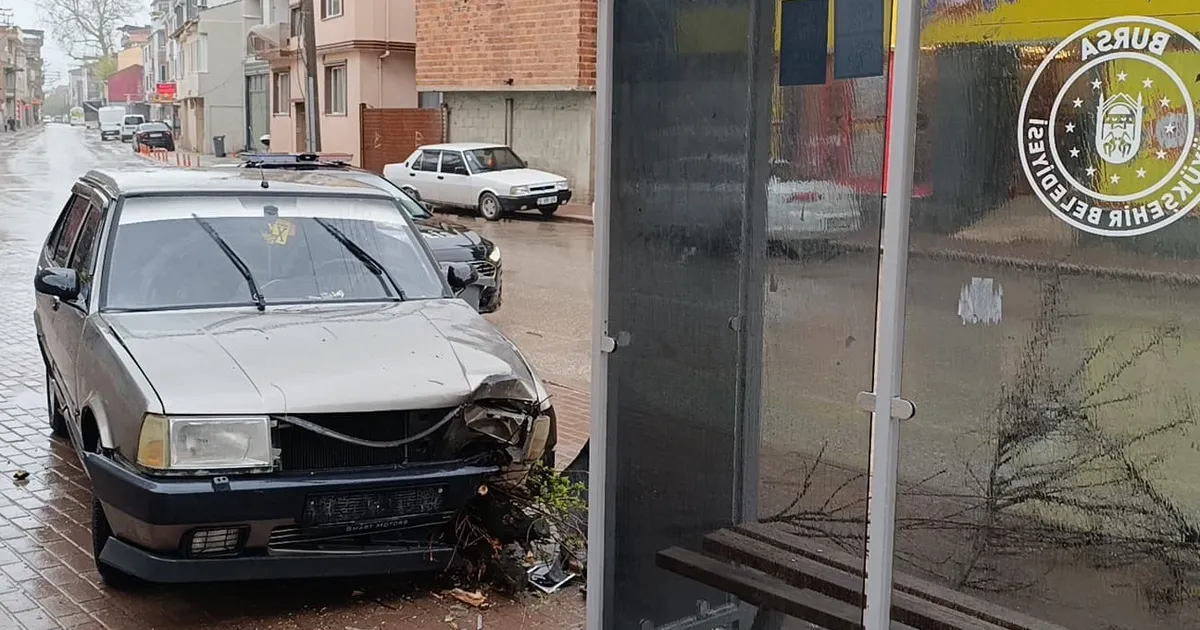 Bursa'da 'dur' ihtarına uymayan ehliyetsiz sürücü durağa çarptı - Bursa ...
