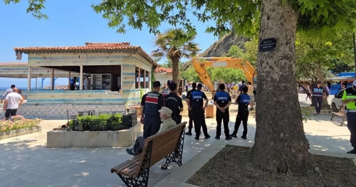 Bursa Mudanya Trilye'de 30 yıllık 4 kafe yıkıldı - Bursa Hakimiyet
