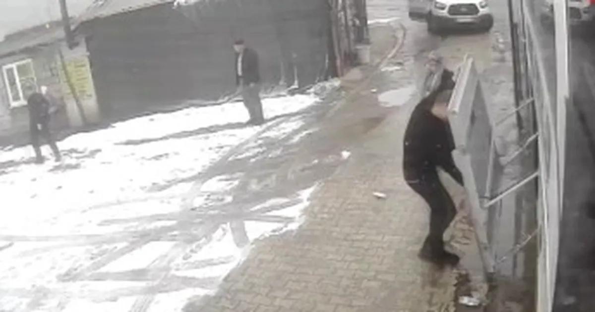 Bursa seferi yapan yolcu otobüsünde kavga! Tuvaletini evin duvarına ...