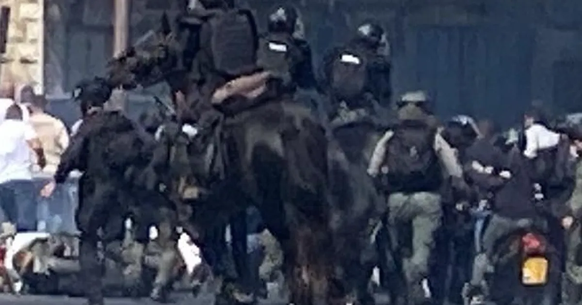 Mescid-i Aksa'da müdahale! İsrail plastik mermi ve gaz kullandı - Bursa ...