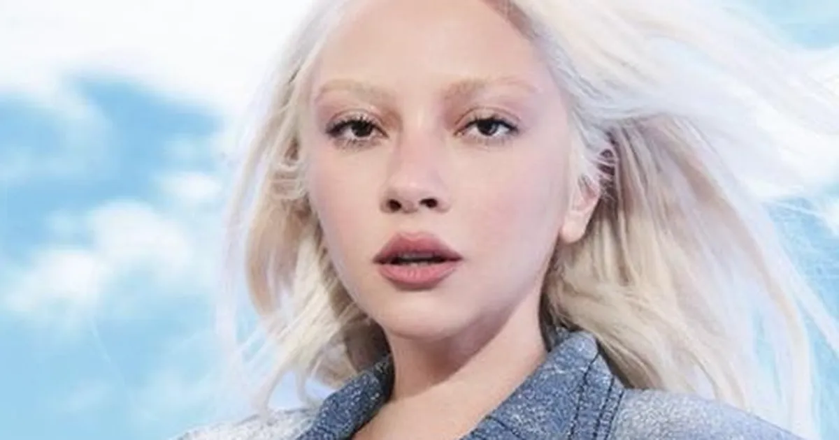 Ece Seçkin’in albümü Arabistan'da başörtülü pozuyla satışta! Yorumu ...