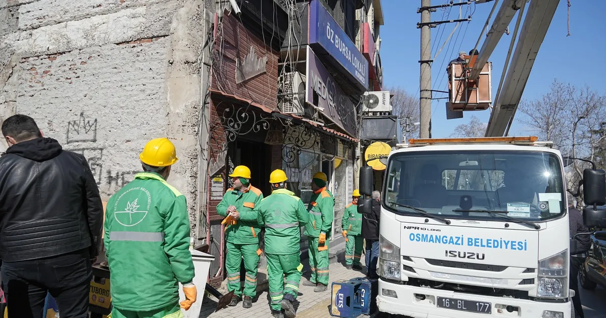Bursa Tophane Surları'nın önündeki son binalar da yıkılıyor - Bursa ...