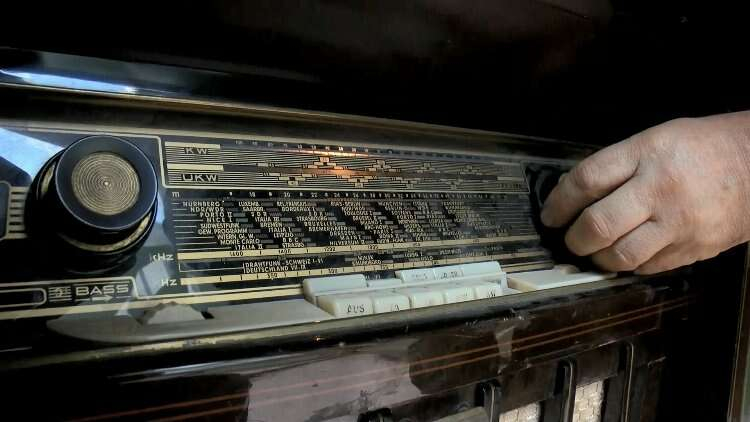 Bursa'daki 'nostalji doktoru' 40 yıldır eski radyo ve gramofonları ...