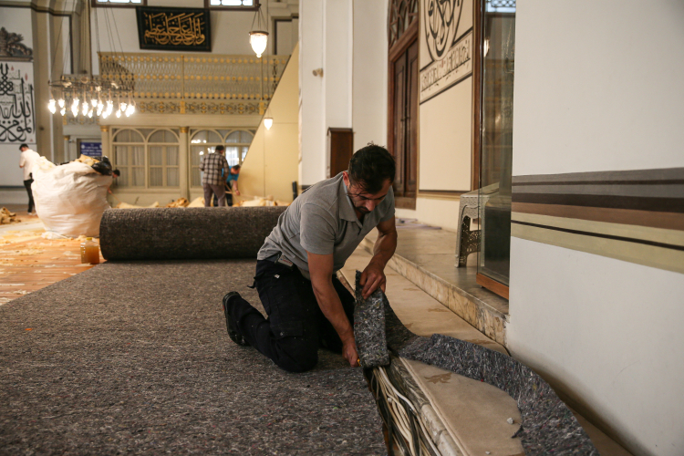Bursa'nın simgesi Ulu Cami'nin halıları yenileniyor - Bursa Hakimiyet